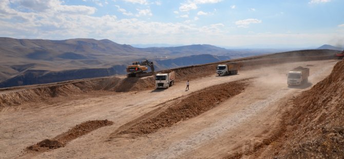 Karakurt'ta Bölünmüş Yol Çalışmaları